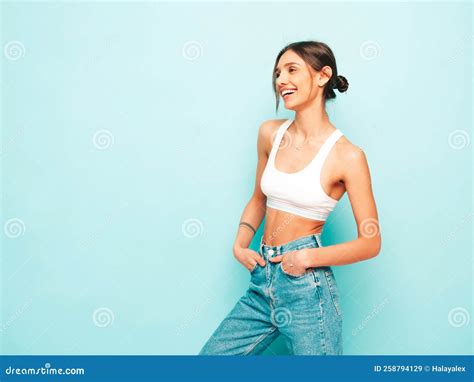 Bella Joven Posando En El Estudio Imagen De Archivo Imagen De Salud Ocasional 258794129