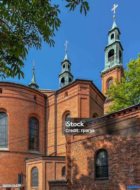 폴란드의 어퍼 실레지아 지역에 있는 Piekary Slaskie 네오 로마네스크 양식의 성 마리아 대성당과 성 바르톨로메오