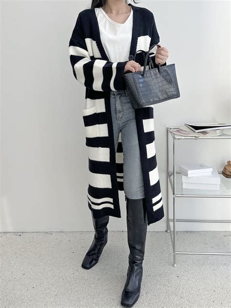 니트 롱 가디건 여성 스트라이프 브이넥 긴팔 모던룩블랙401081