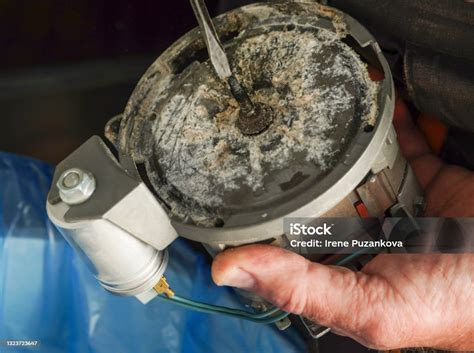 수리 서비스 작업자 성숙한 수리공 블로거가 오래된 식기 세척기 기계를 열고 있습니다 수리 서비스 개념 식기 세척기 기계 수리 과정 금속 부품의 배율 50 54세에 대한 스톡