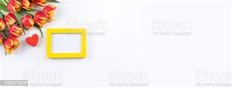 어머니의 날 디자인 개념 튤립 꽃 무리 흰색 배경 테이블 상단보기 평평한 평신도 복사 공간에 고립 된 아름다운 빨간색 노란색 꽃다발 0명에 대한 스톡 사진 및 기타 이미지