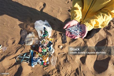 해변에서 수집 된 귀 스틱 및 기타 플라스틱 쓰레기로 가득 찬 손 0에 대한 스톡 사진 및 기타 이미지 0 Microplastic 개념 Istock