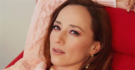 Karine Vanasse éblouissante En Robe Et Bottes Hautes En Cuir