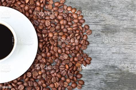 나무 배경에 커피와 커피 콩 한 잔 화이트 커피 컵과 접시 공간을 복사합니다 텍스트에 대 한 배치 0명에 대한 스톡 사진 및