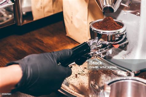 여성 바리 스타 카페에서 커피를 만들기 위한 커피 기계를 사용 하 여 기계류에 대한 스톡 사진 및 기타 이미지 기계류