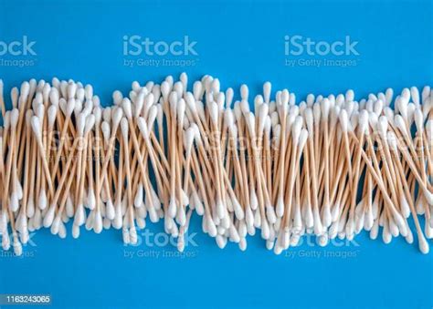 블루 시안 라일락 배경에 나무 면봉의 구성 둥근 프레임 프레임 플랫 레이 공간을 복사합니다 동향 컨셉은 자연적이고 친환경적이며 현대적인 위생입니다 0명에 대한 스톡 사진 및