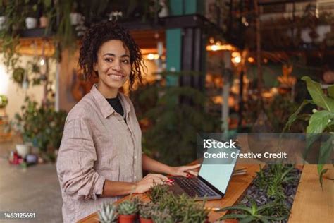 자신의 꽃 스튜디오에서 노트북을 작업하는 성공적인 여성 플로리스트 고객 주문 확인 비닐하우스에 대한 스톡 사진 및 기타 이미지 비닐하우스 20 24세 긍정적인 감정