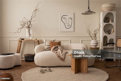 모의 포스터 프레임 모듈식 소파 나무 커피 테이블 원형 깔개 베이지색 벽 현대적인 랙 및 개인 액세서리가 있는 따뜻하고 아늑한