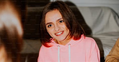 한 여자가 상자를 들고 바닥에 앉아 있다 사진 Unsplash의 행사 이미지