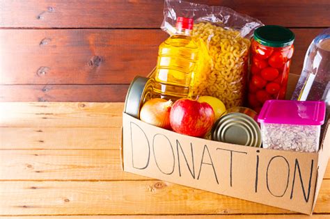 음식과 함께 기부 상자 기름 물 통조림 식품 시리얼 및 파스타가있는 골판지 상자를 엽니 다 나무 보드에 식료품 세트 0명에 대한