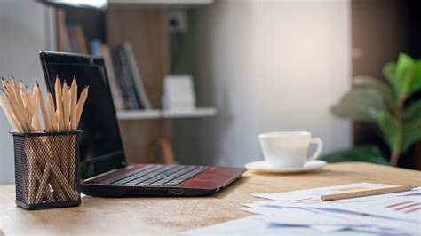 데스크탑 노트북 태블릿 예산 세금 계산기 및 연례 요약 보고서 가있는 비즈니스 컴퓨터 사무실 책상은 나무 테이블에 배치 집에서 작업 공간 비즈니스 임원 사무실 테이블 개념