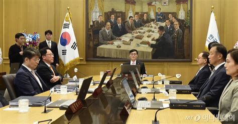 한은 금리인하 시기·속도 결정에 금융안정 리스크 가장 중요