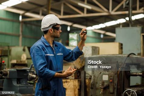 공장에서 전문 엔지니어 유지 보수 산업 공장에서 산업용 기계 설치 작업을 하는 엔지니어 엔지니어링은 공장의 기계 설정에 대해 엄격하게 보입니다 강철에 대한 스톡 사진 및