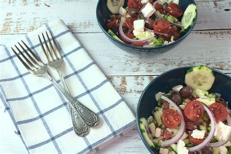 신선한 육즙이 많은 채소 페타 치즈 허브 올리브를 블루 그릇에 넣은 그리스 샐러드 0명에 대한 스톡 사진 및 기타 이미지 0명 건강한 생활방식 건강한 식생활 Istock