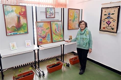 Художничка от Монтана показа картини рисувани с ръце под звуците на музика