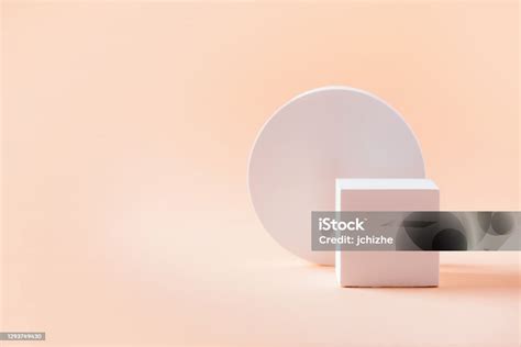 베이지 색 배경에 제품 디스플레이를위한 흰색 기하학적 모양 연단 모노크롬 스테이지 최소한의 스타일로 제품 프로모션을 위해 서