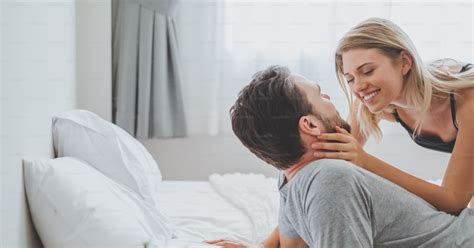 침대에서 행복한 커플 연인 포옹과 키스 낭만적 인 시간 사랑과 열정적 인 개념 사진 Unsplash의 공생 이미지