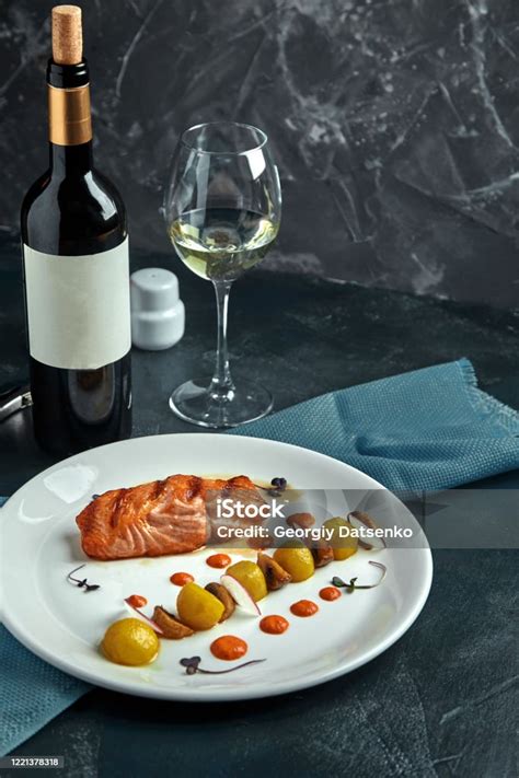 큰 구운 붉은 생선 조각은 야채와 흰색 접시에 놓여 레스토랑에서 아름다운 서브 건강한 생활방식에 대한 스톡 사진 및 기타 이미지