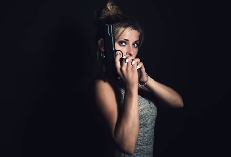 총쏘는 꿈 총맞는 꿈 총에 맞는 꿈 25가지 해몽 다리에 머리에 심장에 팔에 배에 등 유익한 이야기