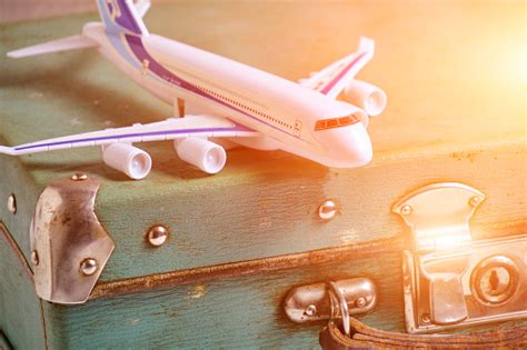 오래된 빈티지 복고풍 여행 가방과 장난감 비행기가 햇빛에 비치고 있습니다 컨셉 레크리에이션과 여행 0명에 대한 스톡 사진 및 기타 이미지 Istock