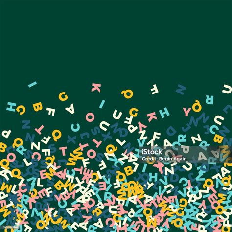 영어의 떨어지는 편지 라틴어 알파벳의 파스텔 비행 단어 외국어 학습 개념 칠판 배경에 학교 배너로 활기차게 돌아 왔습니다 낱말에