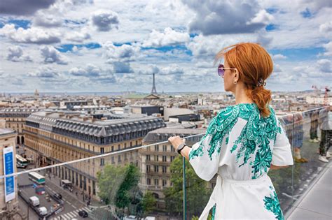 높은 건물 테라스에 서서 도시 풍경을 바라보고 있는 아름 다운 사업가 파리 일 드 프랑스에 대한 스톡 사진 및 기타 이미지