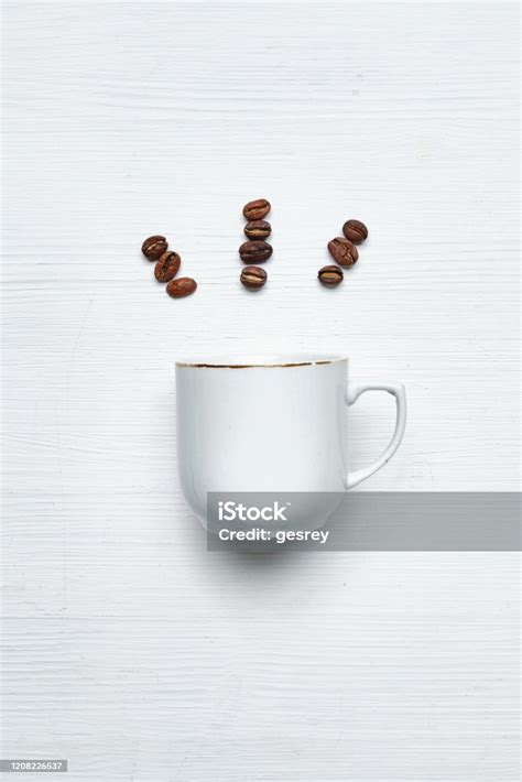 커피 콩에서 추상광선나무 배경에 흰색 컵 최대 로 맨 위 보기 0명에 대한 스톡 사진 및 기타 이미지 0명 곡초류 구이 Istock