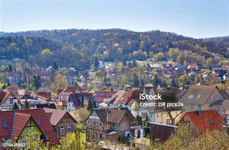 베르니게로데 시에서 흐릿한 배경을 가진 오래된 반 목조 주택의 지붕 작센 안할트 독일 0명에 대한 스톡 사진 및 기타 이미지 0명 거리 건물 외관 Istock