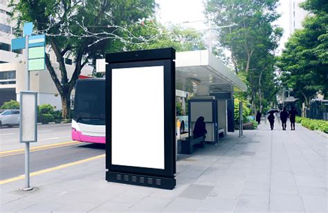 주요 도로로 버스 정류장 대피소에서 빈 광고 포스터 배너 모형 집 밖 Ooh 수직 광고판 미디어 디스플레이 공간 원근감 버스 정류장 건축물에 대한 스톡 사진 및 기타 이미지