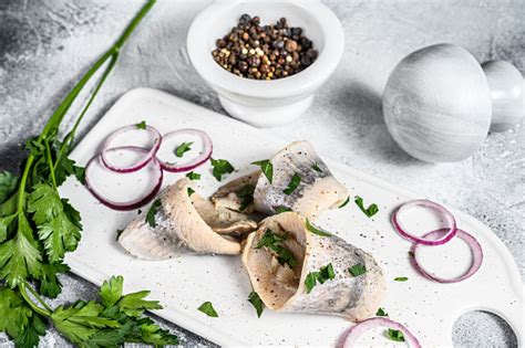 파슬리와 붉은 양파와 함께 절인 청어 회색 배경입니다 맨 위 보기 건강한 식생활에 대한 스톡 사진 및 기타 이미지 건강한