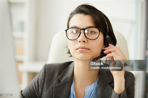 고객과의 커뮤니케이션을 위해 헤드셋을 착용한 안경에 심각한 자신감 있는 아름다운 여성 기술 지원 운영자의 초상화 갈색 머리에 대한 스톡 사진 및 기타 이미지 Istock
