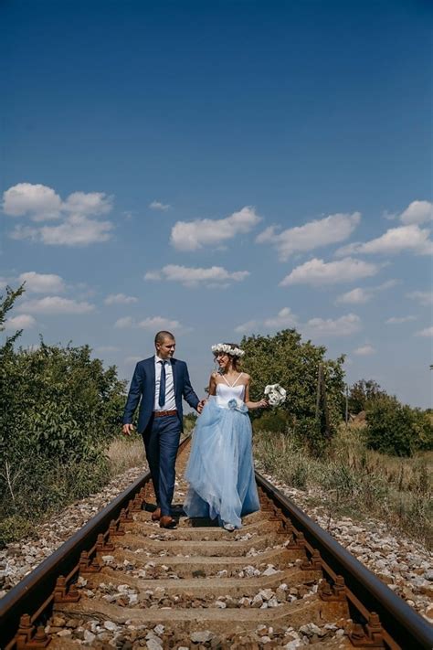 무료 사진 웨딩 신부 신랑 친구 대부 우정 아키텍처 빌딩 오래 된 사람들