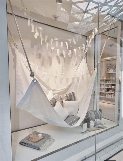 creative window display 73 photo