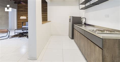 흰 벽 근처의 흰색 세라믹 싱크대 사진 Unsplash의 무료 회색 이미지