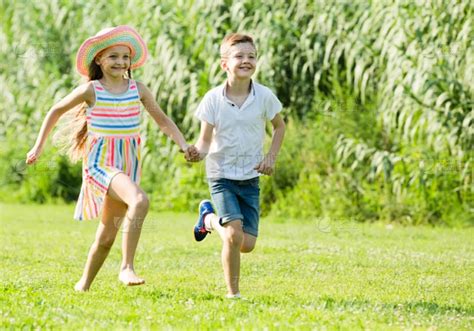 公园 两个孩子的家庭 青少年 休闲活动 草坪 夏天 草 自由 运动 休闲游戏素材 花瓣网