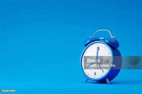 복고풍 스타일로 파란색 배경에 고립 된 파란색 알람 시계 클래식 아날로그 시계와 빈 공간 3d 렌더링 0명에 대한 스톡 사진 및 기타 이미지 Istock