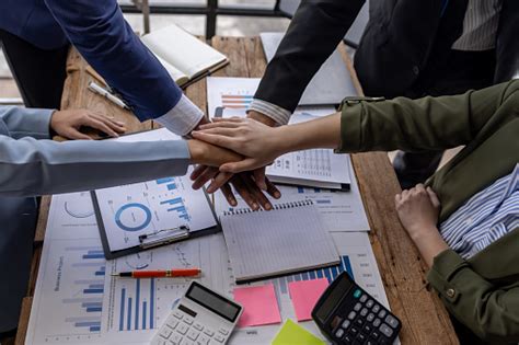 함께 손을 잡고 있는 비즈니스 팀 자원 봉사 자선 활동 사람들은 협력 성공 사업을 위해 가입합니다 파노라마 팀웍 사업은 개념을 함께 결합합니다 4 명에 대한 스톡 사진 및