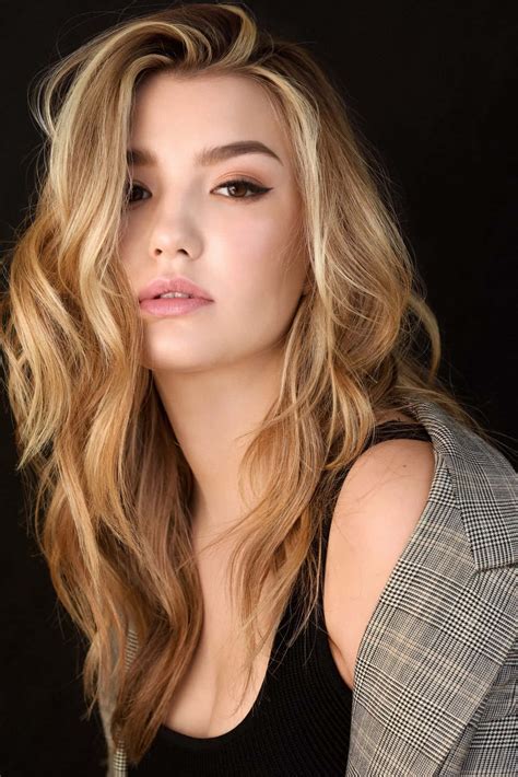 Download Elegant Portrait Blonde Woman Wallpaper