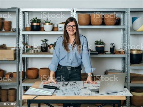그녀의 사무실에서 일하는 쾌활한 미소 여성 가구 디자이너의 초상화 산업 디자이너에 대한 스톡 사진 및 기타 이미지 산업 디자이너 행복 일함 Istock