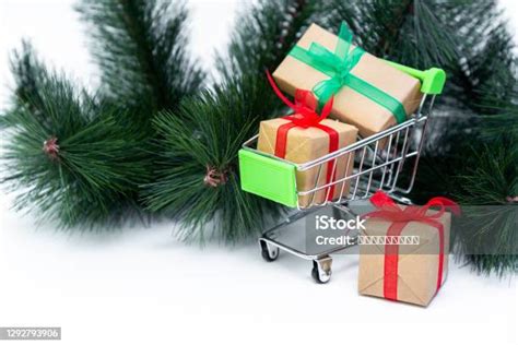크리스마스 트리와 흰색 배경에 선물 상자와 작은 식료품 카트 온라인 쇼핑 연말연시 판매 및 새해 할인 소매 및 도매 구매 거래 사업 공간을 복사합니다 개념에 대한 스톡 사진