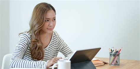 태블릿으로 그녀의 프로젝트에서 일하는 젊은 전문 그래픽 디자이너 그리기에 대한 스톡 사진 및 기타 이미지 그리기 기술