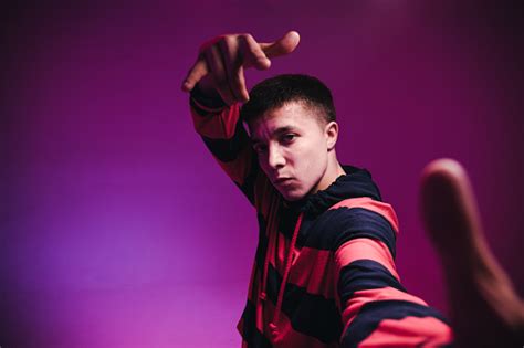 스튜디오에서 점퍼 댄스 현대 무용을 입은 청년 브레이크 댄스 댄스 스쿨 포스터입니다 공간을 복사합니다 전투 대회 발표 분홍색과 파란색 배경입니다 공연에 대한 스톡 사진 및