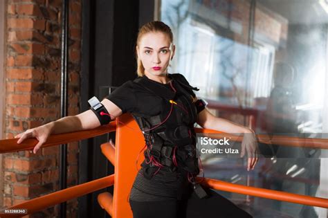 훈련의 Ems에 대 한 소송에서 젊은 여자 맞는 여자는 체육관에서 운동 건강관리와 의술에 대한 스톡 사진 및 기타 이미지 건강관리와 의술 건강한 생활방식 건물 외관