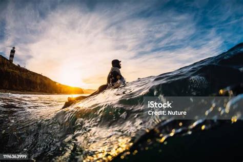 롱 보드와 바다 파도에 잠수복을 입고 서퍼 러시아의 겨울 서핑 겨울에 대한 스톡 사진 및 기타 이미지 겨울 남자 남자들만 Istock