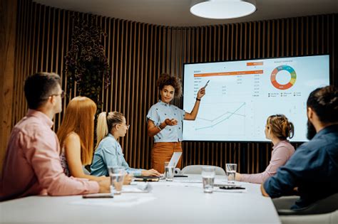 비즈니스 미팅 중 프리젠 테이션 재무 수치를 보여주는 아프리카 사업가 프리젠테이션 연설에 대한 스톡 사진 및 기타 이미지 프리젠테이션 연설 20 29세 30 34세