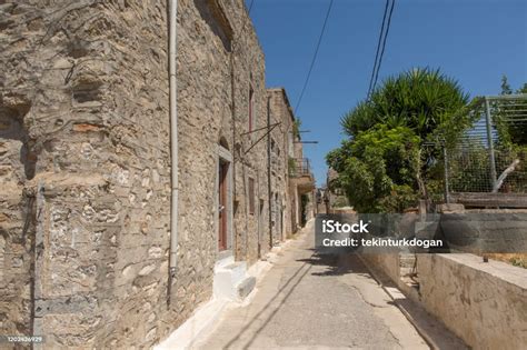 그리스의 에게 해의 그리스 키오스 섬의 메스타 마을에 있는 역사적인 장식 주택 0명에 대한 스톡 사진 및 기타 이미지 0명