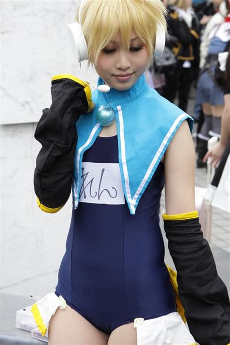 コミケなど公衆の面前でスク水姿を晒しているエロいコスプレイヤーに萌える ｜ コスプレエロ画像の虜