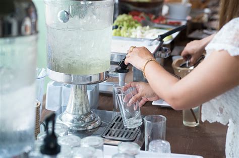 태국 음식 뷔페 음식 및 음료와 함께 실내 사람 그룹 케이터링 뷔페 음식 함께 먹는다 개체 그룹에 대한 스톡 사진 및 기타