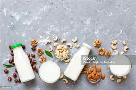 다양한 비건 우유 아몬드 캐슈를 테이블 배경에 놓거나 모은다 비건 식물성 우유와 재료 평면도 0명에 대한 스톡 사진 및 기타 이미지 Istock