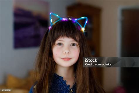 생일에 집에서 재미를 작은 귀여운 아이 소녀의 초상화 실내에서 아름답고 행복한 건강한 아이 12월에 대한 스톡 사진 및 기타 이미지 Istock